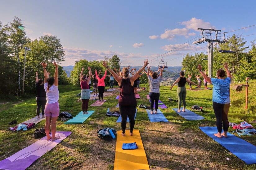 Yoga en plein air : respirer, bouger, contempler | Journal Accès